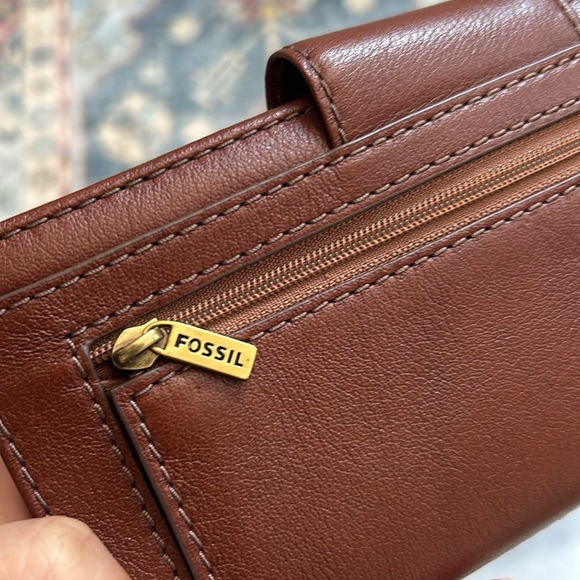 Fossil | Bags | New Fossil Madison Clutch Medium Brown Leather Wallet ...